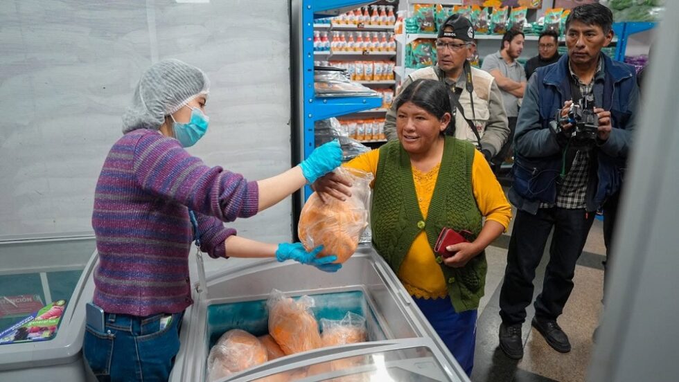 En Emapa se vende el kilo de pollo a Bs 18, pero las filas son de ...